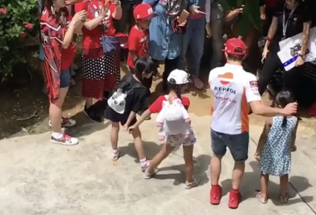 MotoGp - Marquez intrattenitore di bambini: a Sepang Marc balla la ...