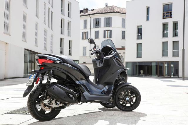 Motori - Piaggio MP3 300 hpe, l'originale tre ruote si rinnova [GALLERY]