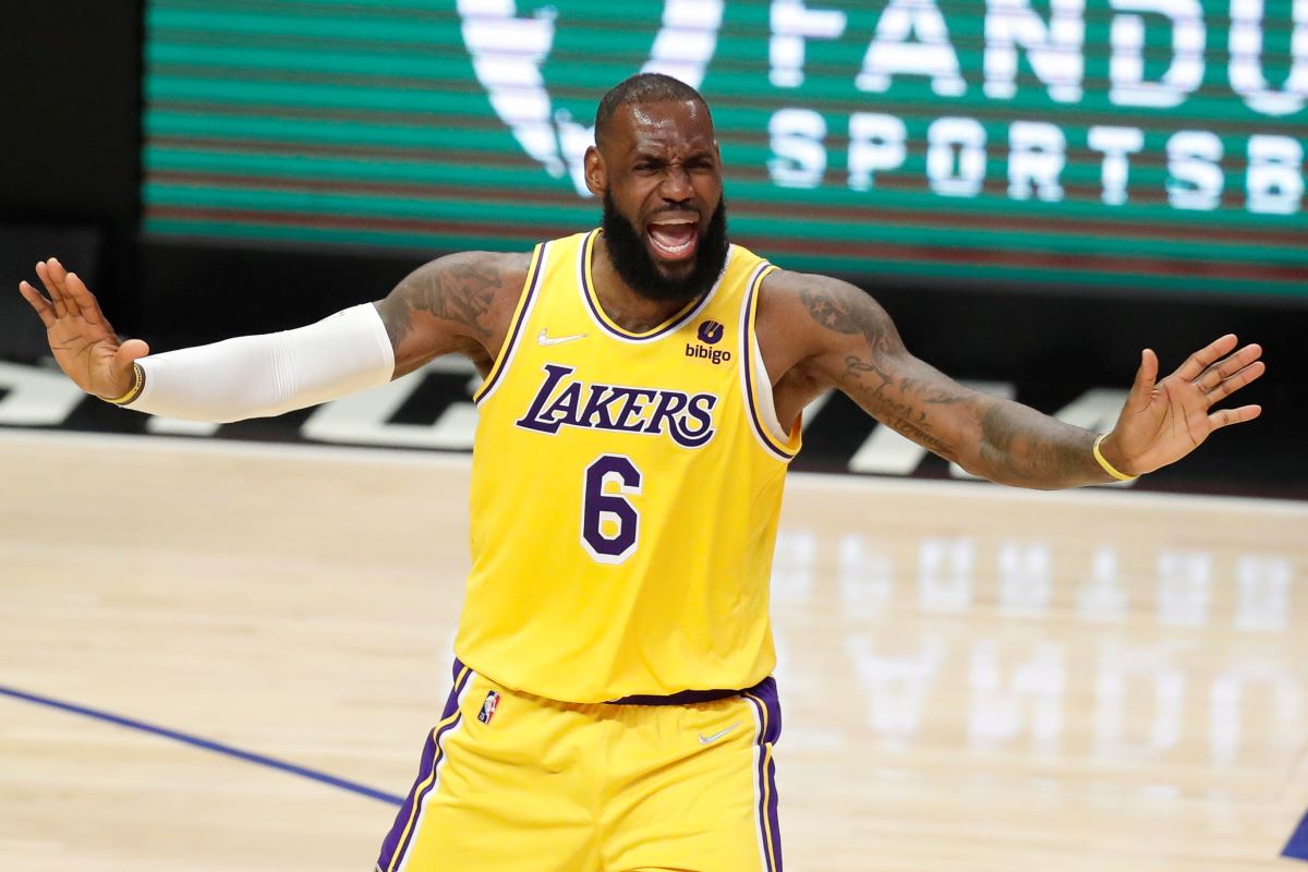 NBA, LeBron James cambia ancora numero: l'omaggio a una leggenda